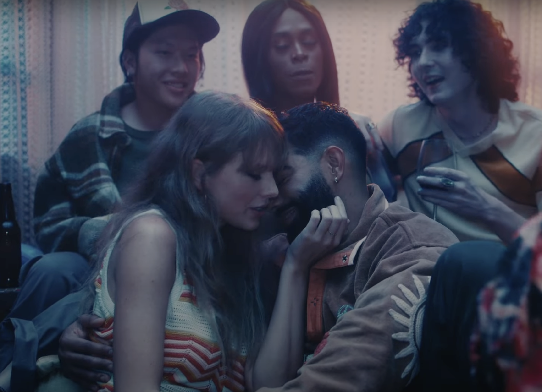 Taylor Swift lança vídeo para Lavender Haze que conta com o modelo ...