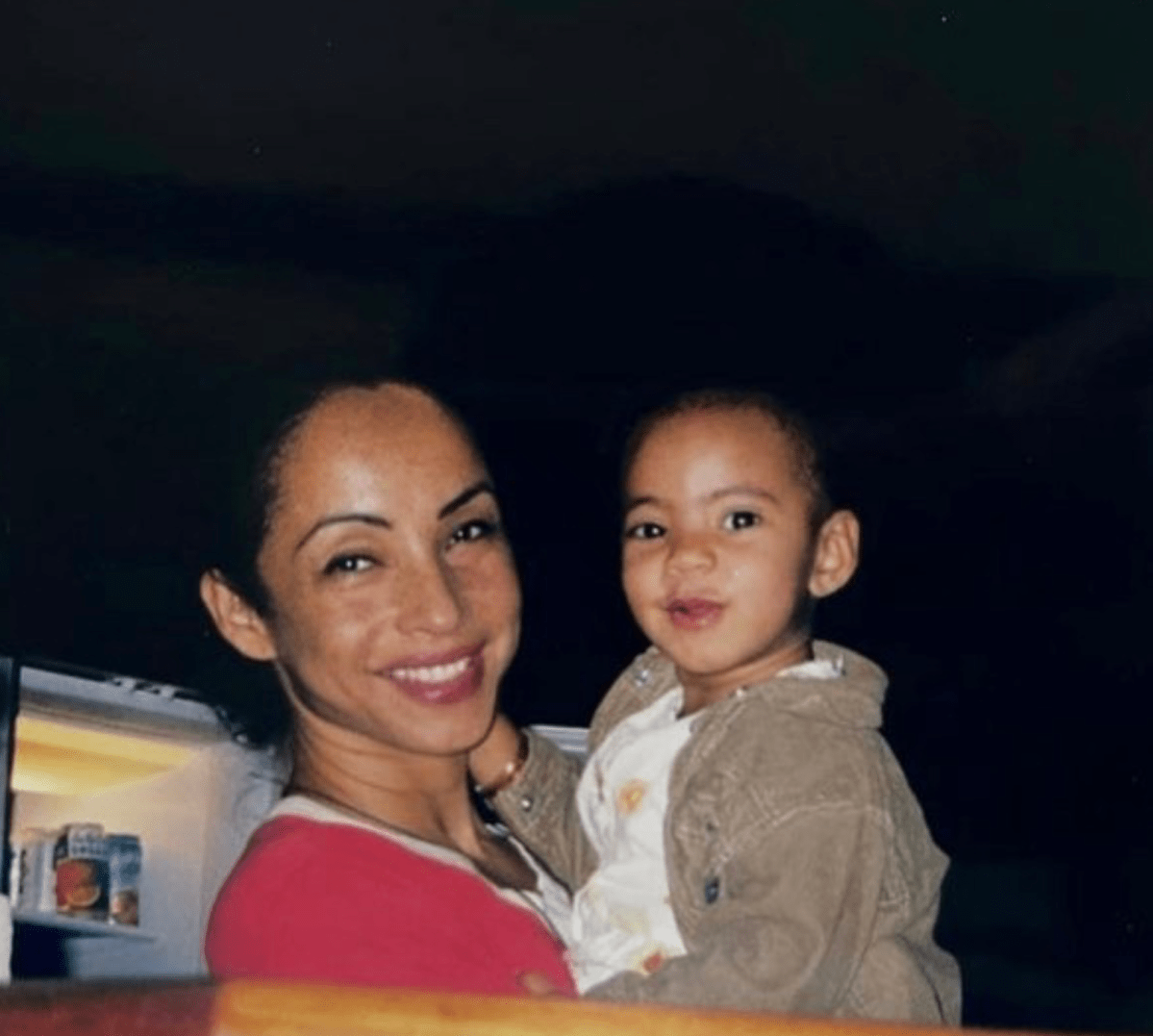 Sade homenageia filho trans, Izaak Theo, com nova música “Young Lion ...